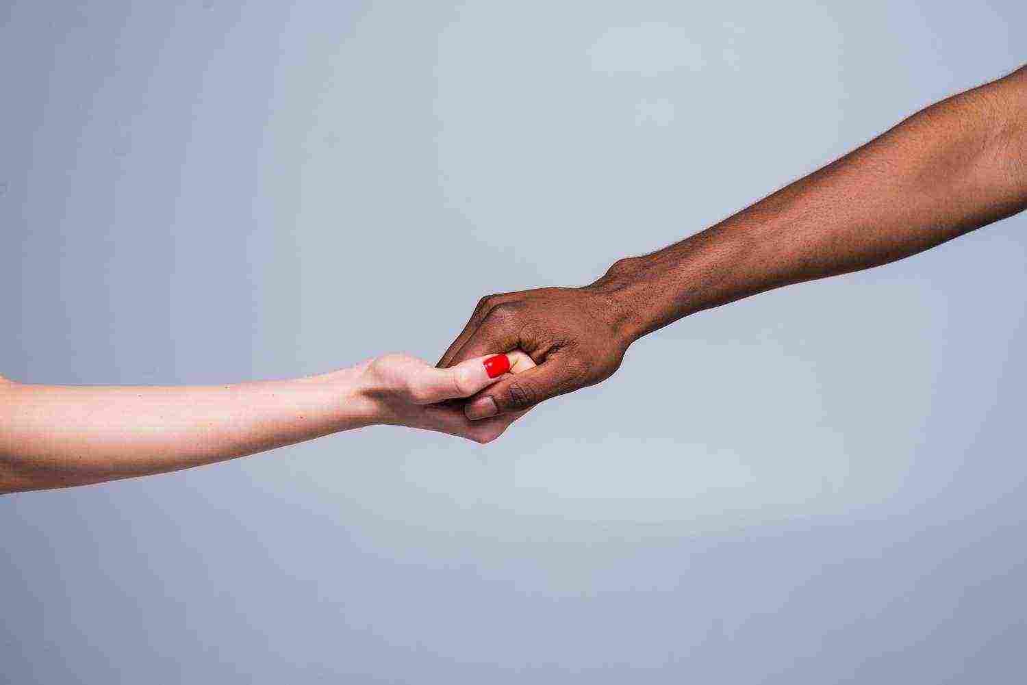 HT10. What Does It Mean When a Man Scratches a Woman’s Palm? - BDAILY